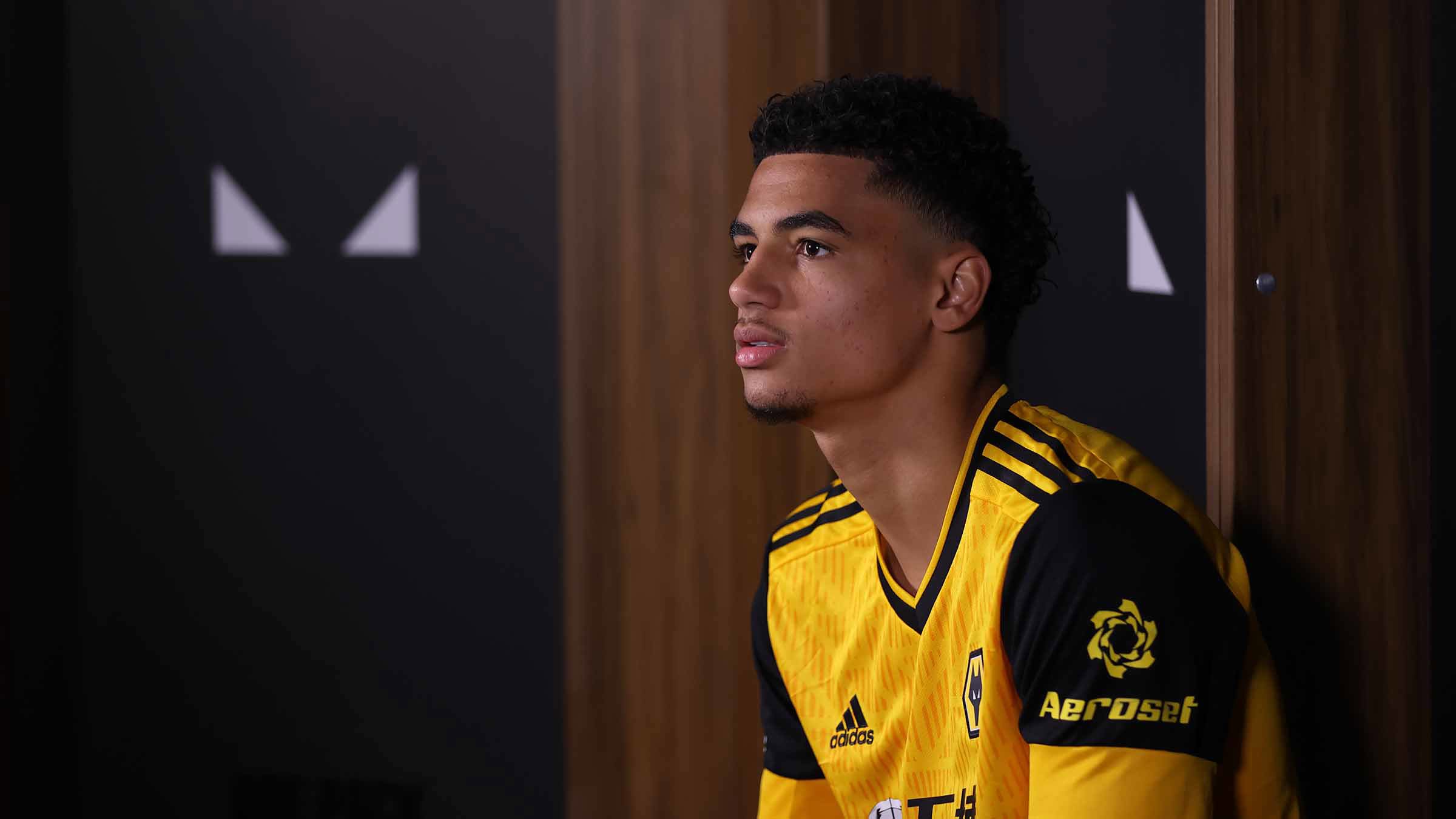 Hoever signs for Wolves | Gallery | Men's First-Team | News ...