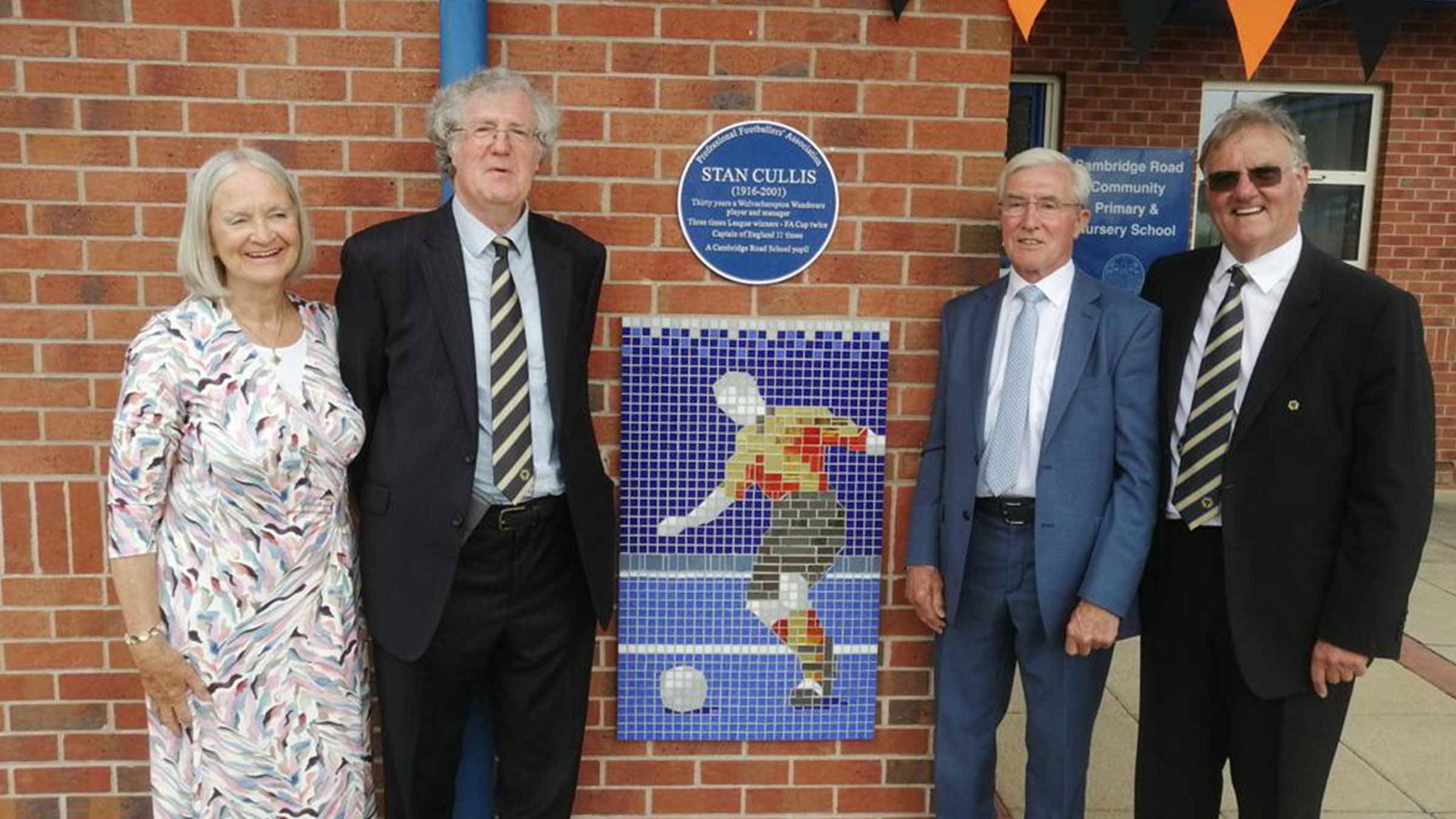 Legendary Wolves manager Cullis honoured with blue plaque | Club | News ...