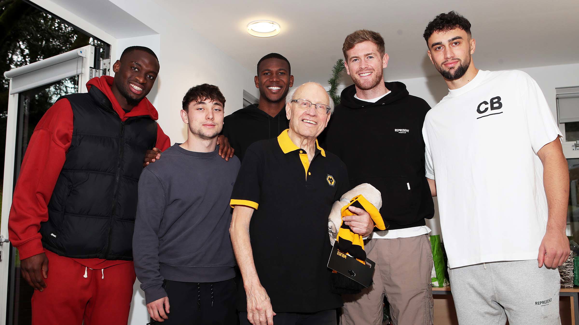 Wolves players head to Compton Care | Club | News | Wolverhampton ...