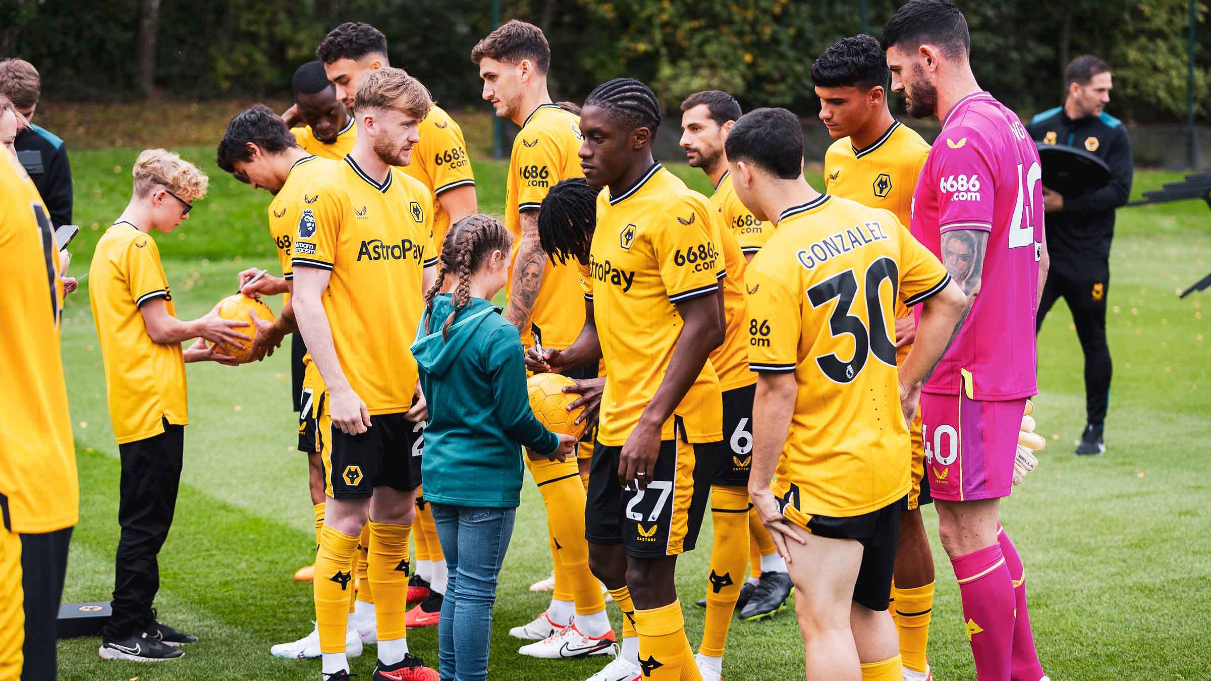Gallery | Behind the scenes of Wolves' 2023/24 squad photo | Men's ...