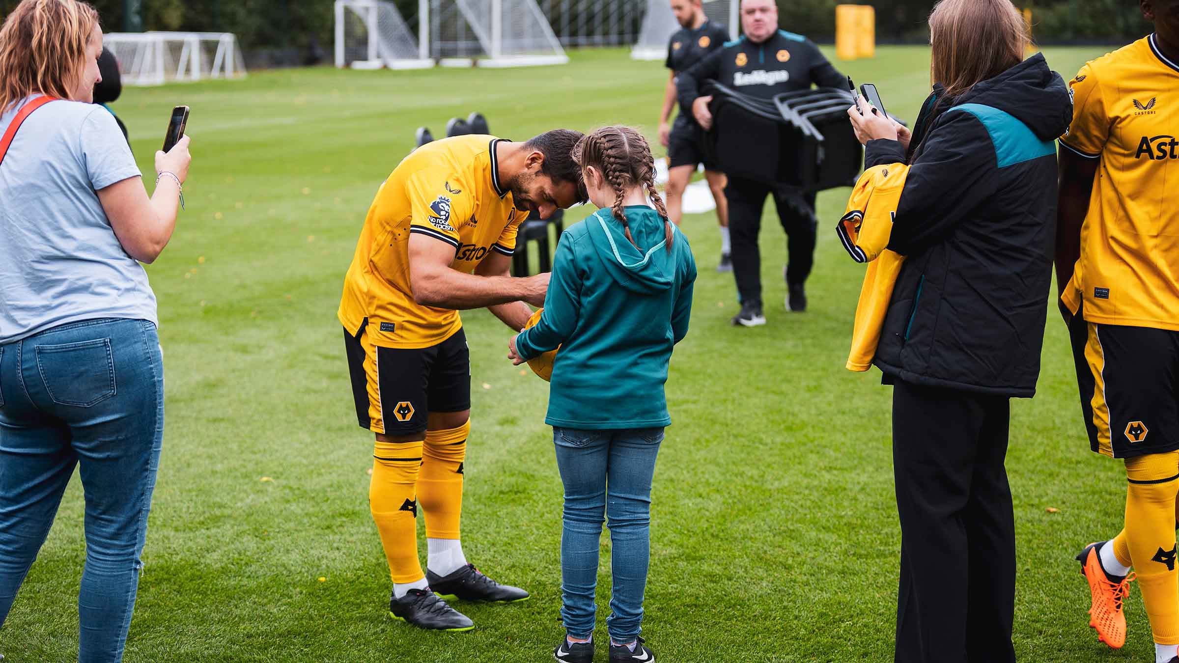 Gallery | Behind the scenes of Wolves' 2023/24 squad photo | Men's ...