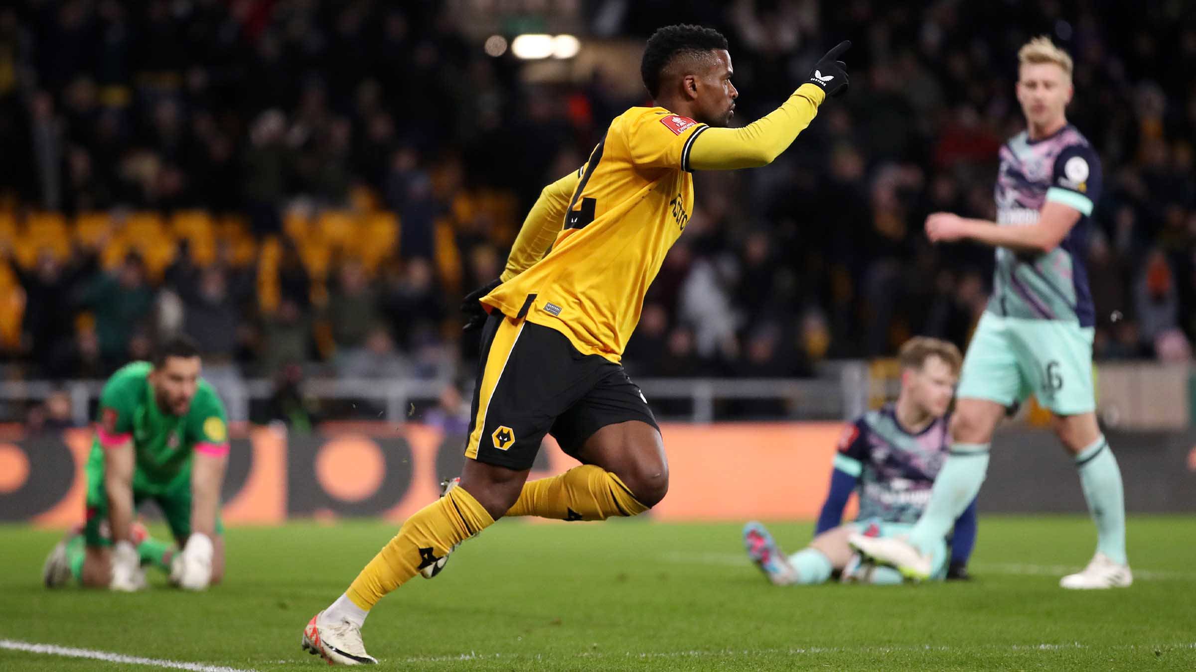 Wolves Weekly | Behind the scenes with Semedo, Sa and Hughes | Club ...